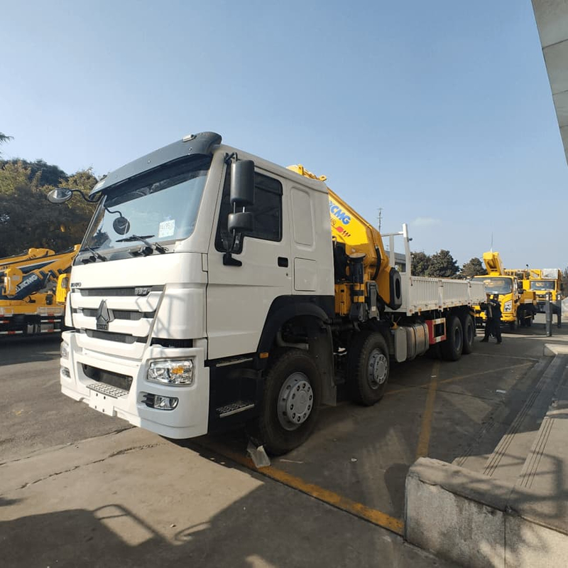 SINOTRUK HOWO 8X4 20T XCMG Telescopic Crane Truck from China ...